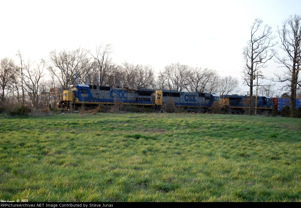 CSX 7590,8601,5501 Q573 work the yard @ Memphis Junction
